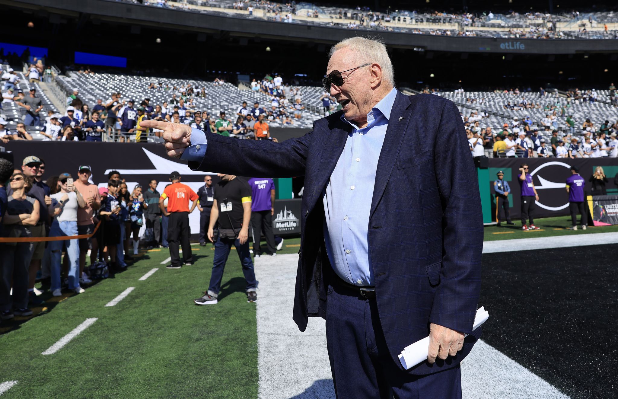 Cowboys owner Jerry Jones caught on video flipping off Jets fans