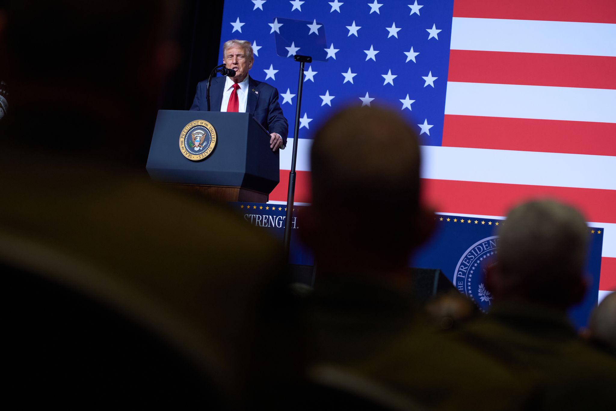 Presidente Trump asegura que el país padece una 'invasión desde dentro'