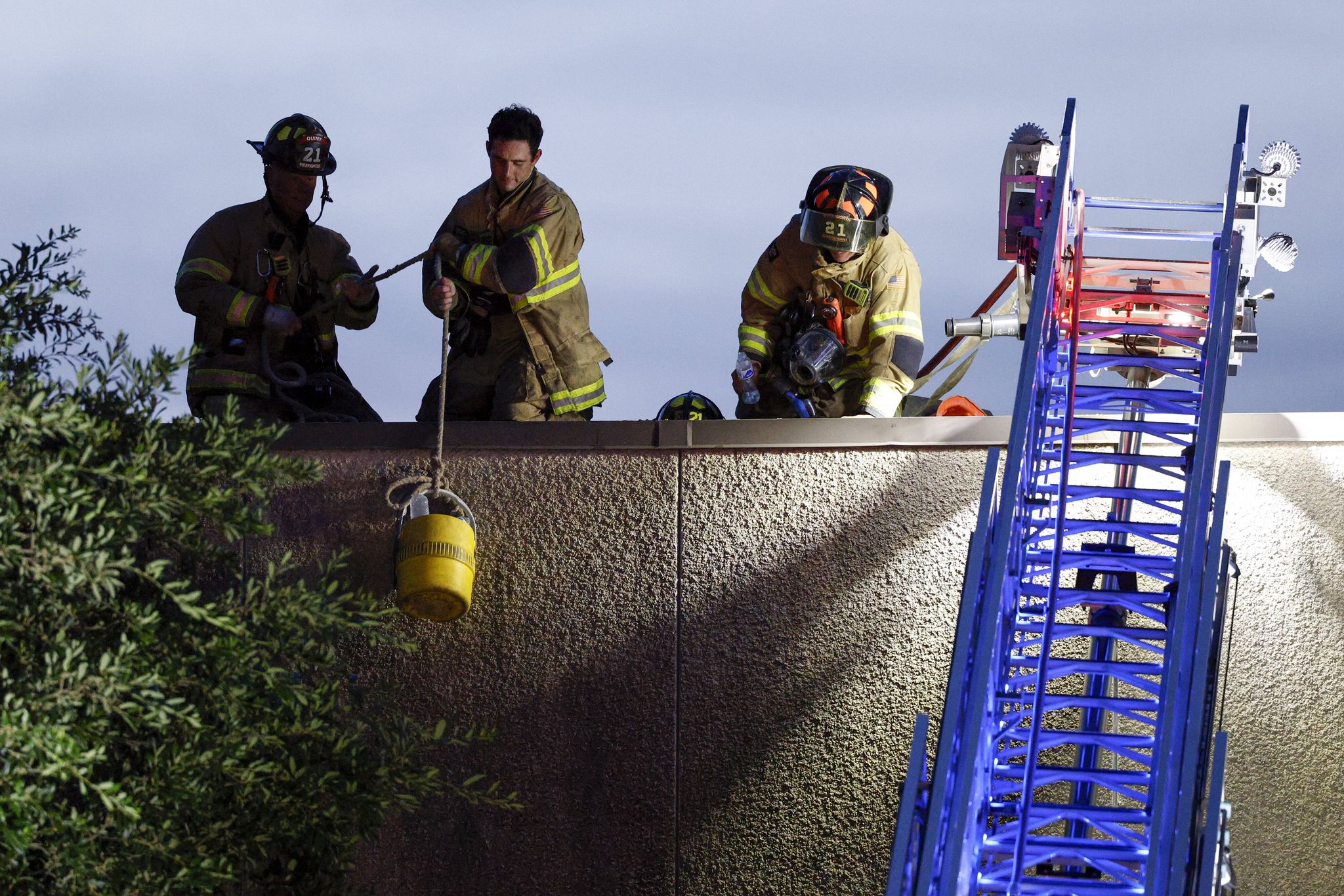 Fort Worth Fire Department responding to 2-alarm blaze at Hulen Mall