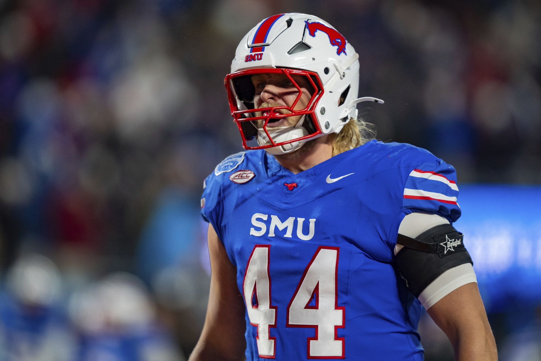 Watch: SMU TE Stone Eby kicks barefoot vs. Boston College