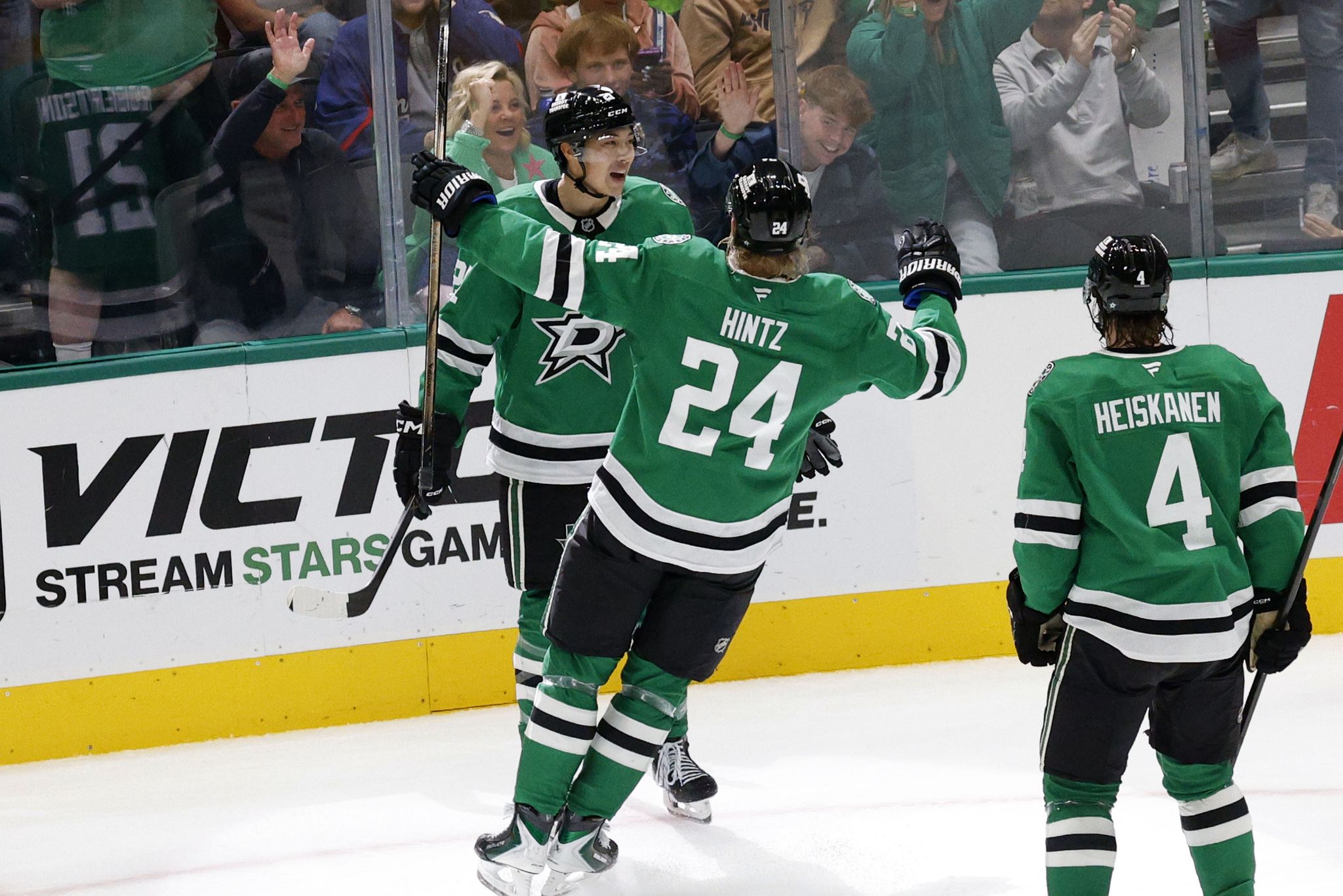 Jason Robertson's hat trick leads Stars to a win over Flyers