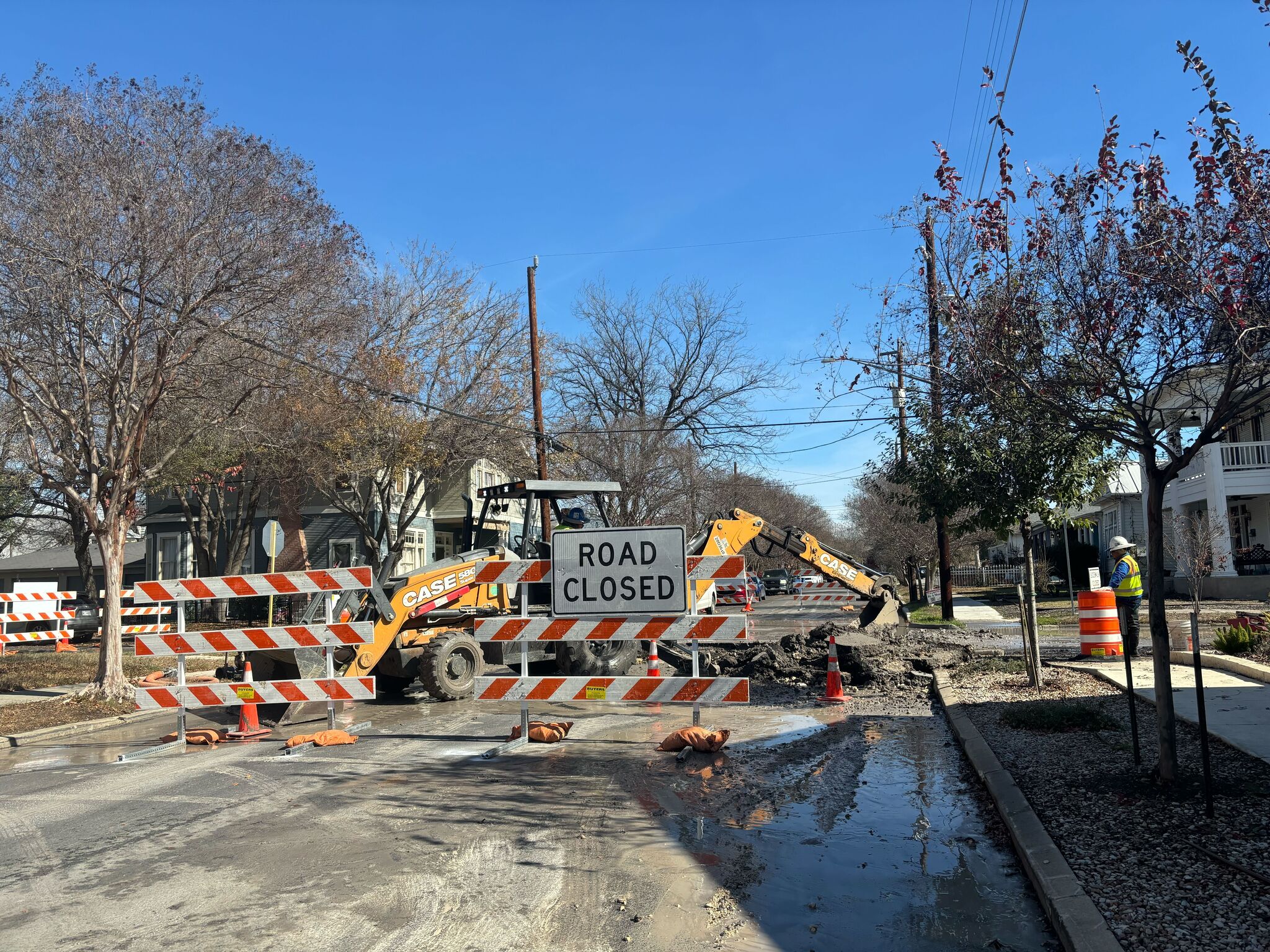 Emergency water leak causes Southtown road closures