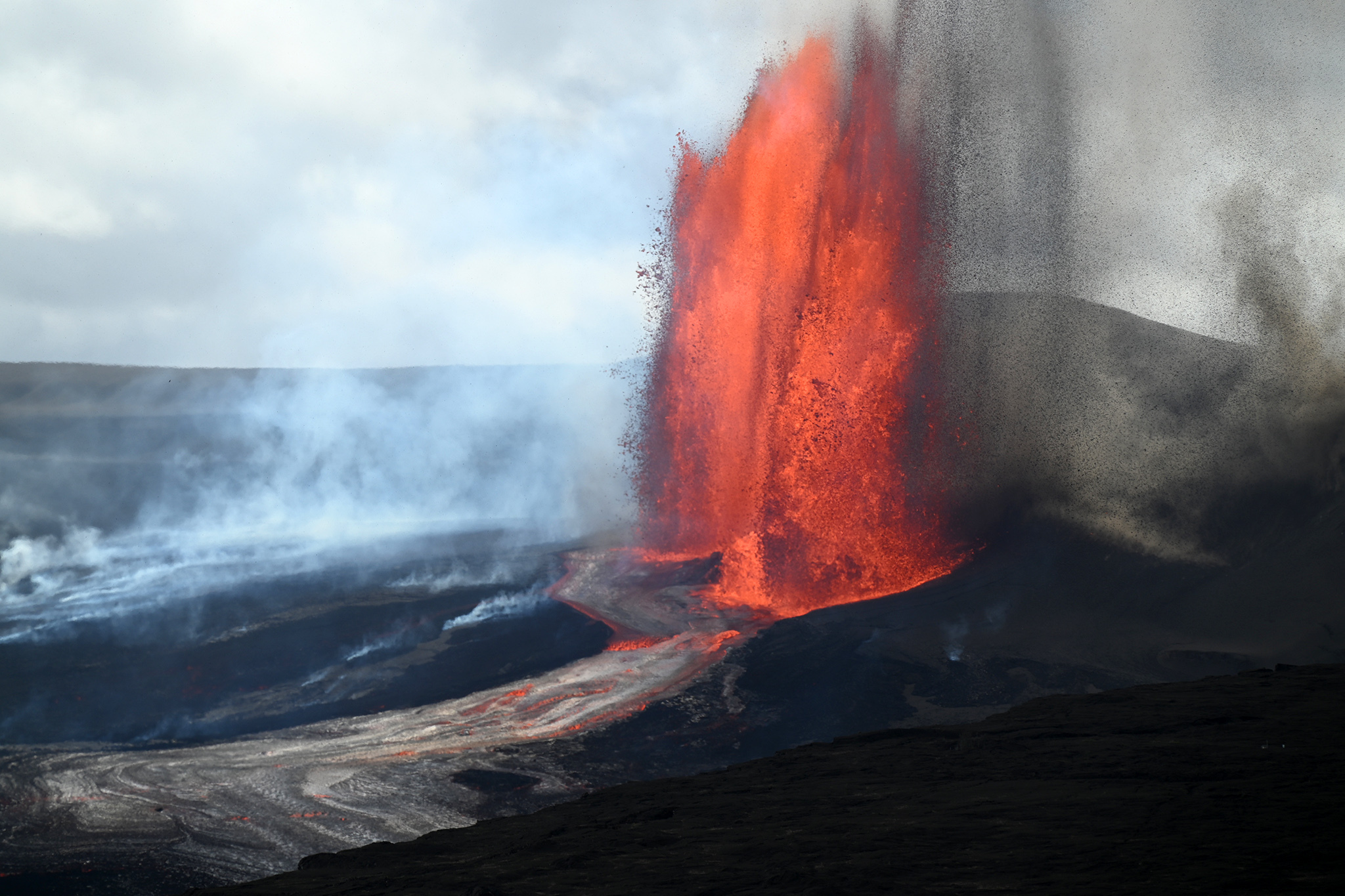 Eruption launches rock storm in Hawaii Volcanoes National Park