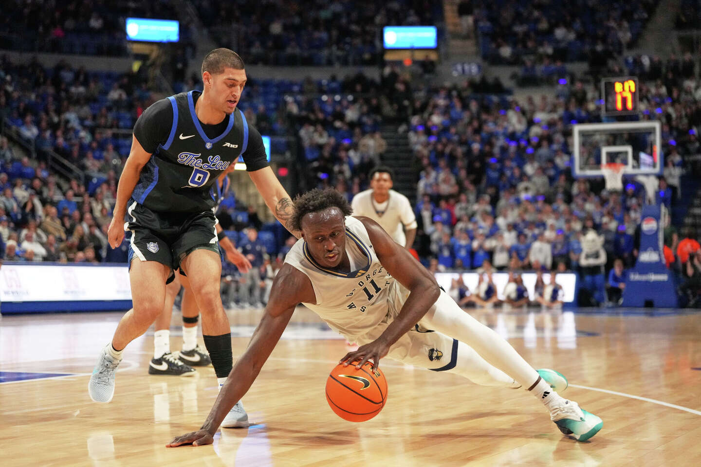 Video: Robbie Avila hits game-winning 3 as No. 21 SLU basketball wins