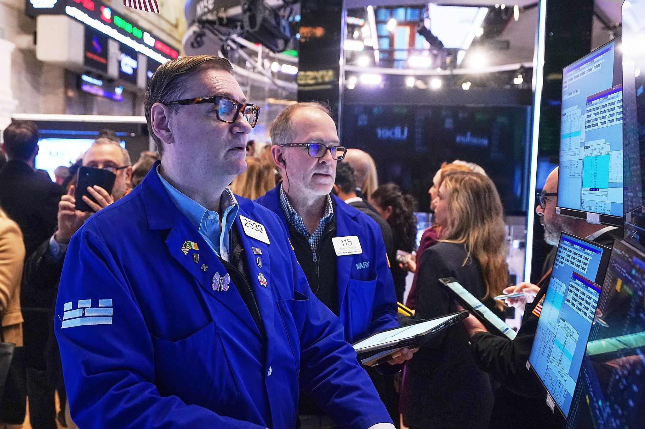 US stocks hold near their all-time high while the dollar’s value stabilizes