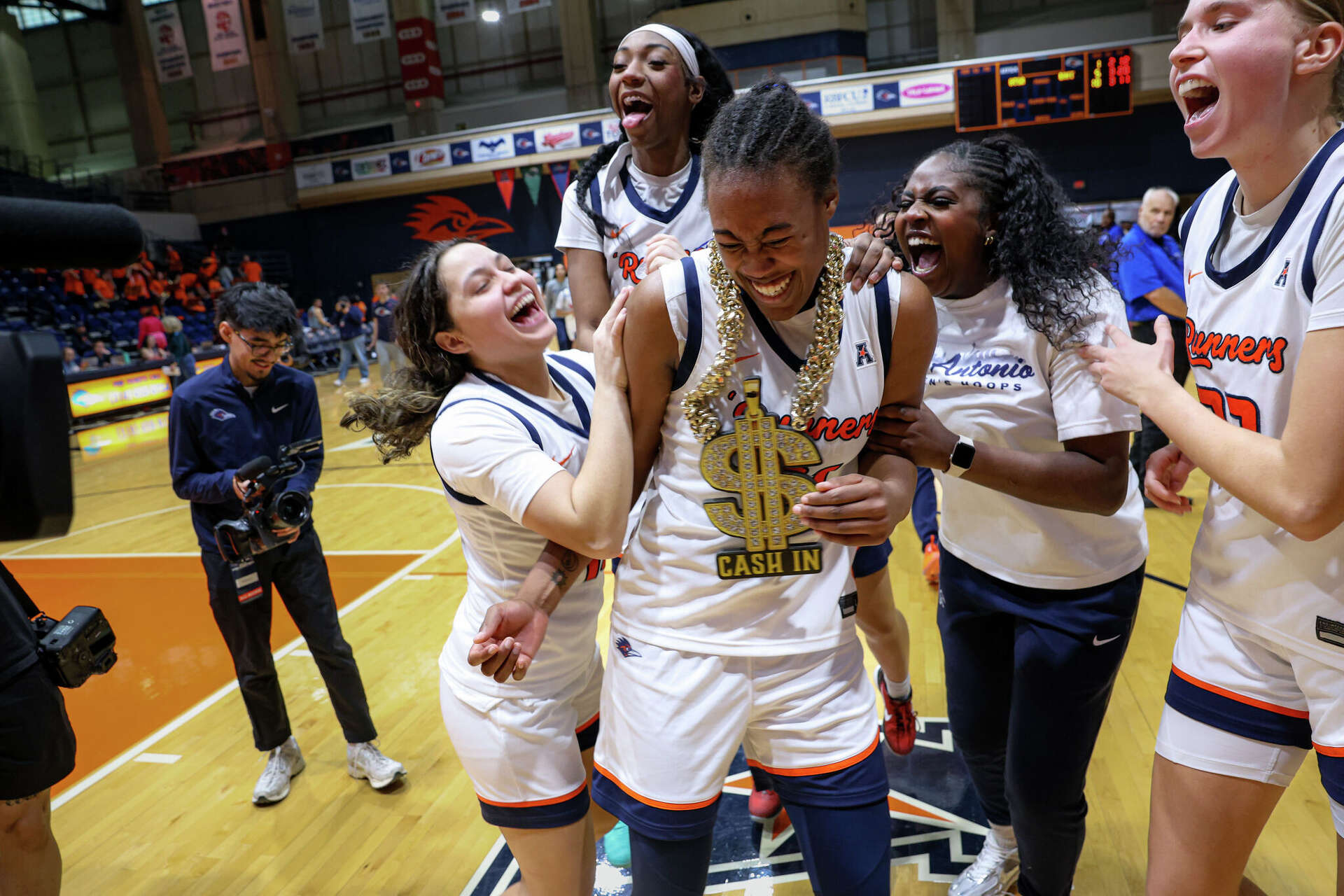 UTSA moves into American semifinals with upset win against USF
