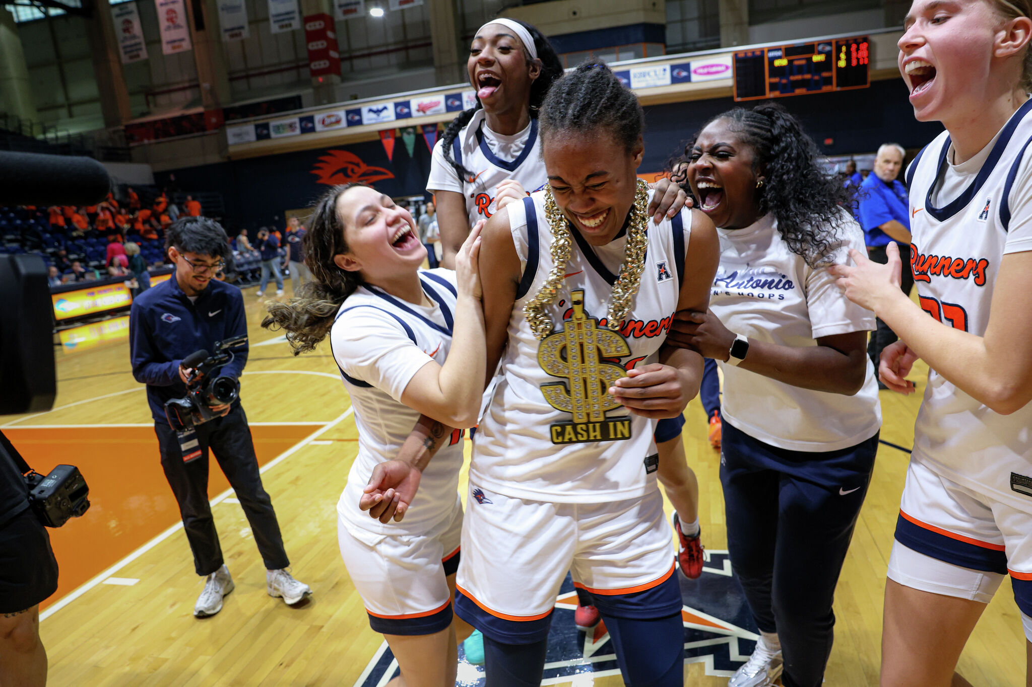 UTSA moves into American semifinals with upset win against USF