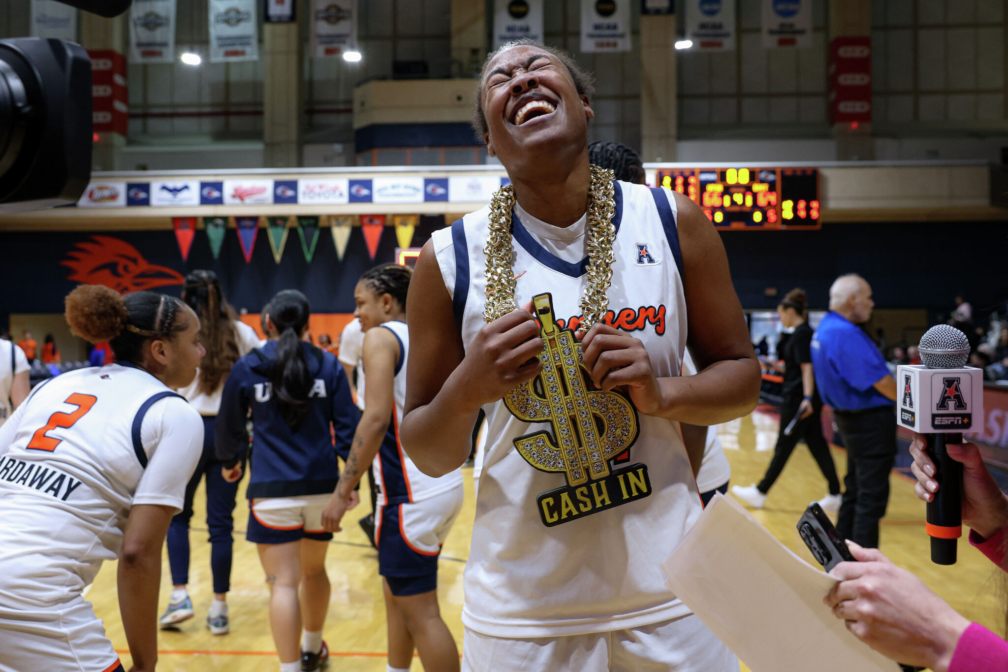 Cheyenne Rowe's double-double powers UTSA to win against Temple