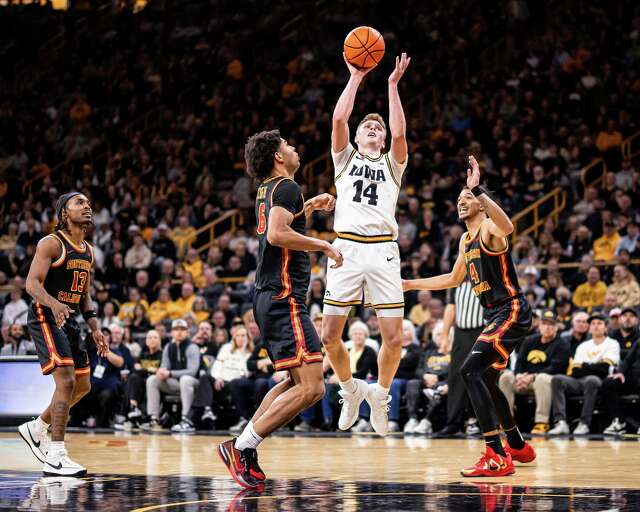 Bennett Stirtz scores 20 points, makes two clutch free throws as Iowa ...