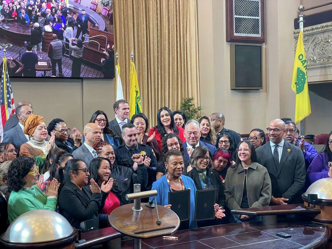 Oakland: Mayor Lee Signs Executive Orders To Limit Federal Immigration ...