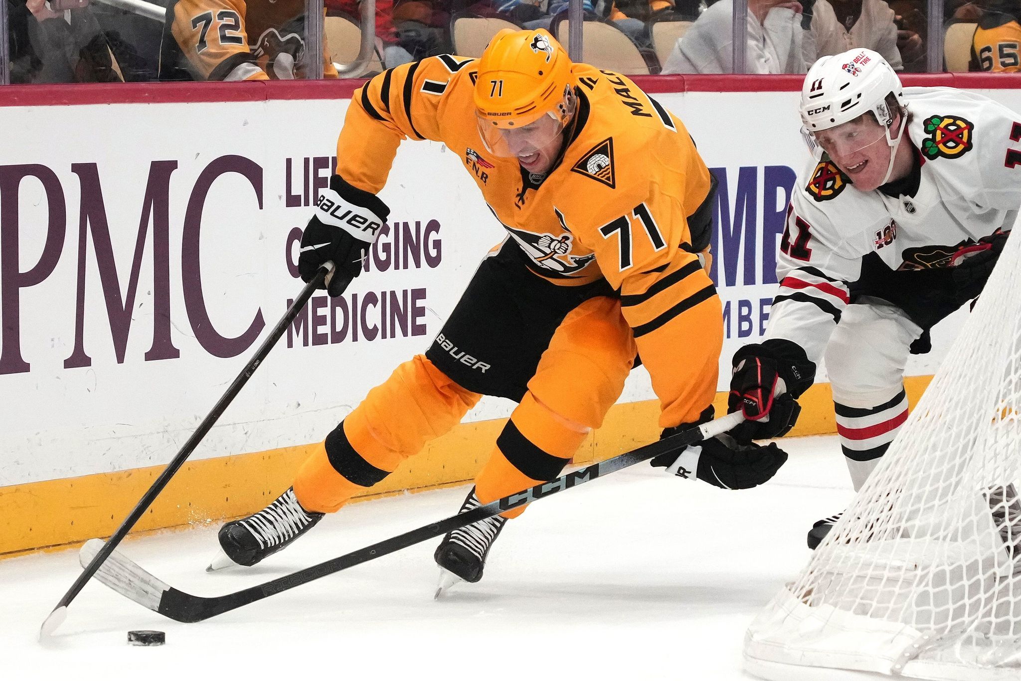 Penguins have 4-goal 2nd period to rout Blackhawks 6-2 for 5th straight win