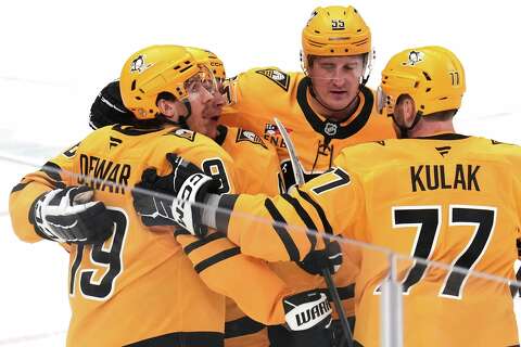 Penguins have 4-goal 2nd period to rout Blackhawks 6-2 for 5th straight win
