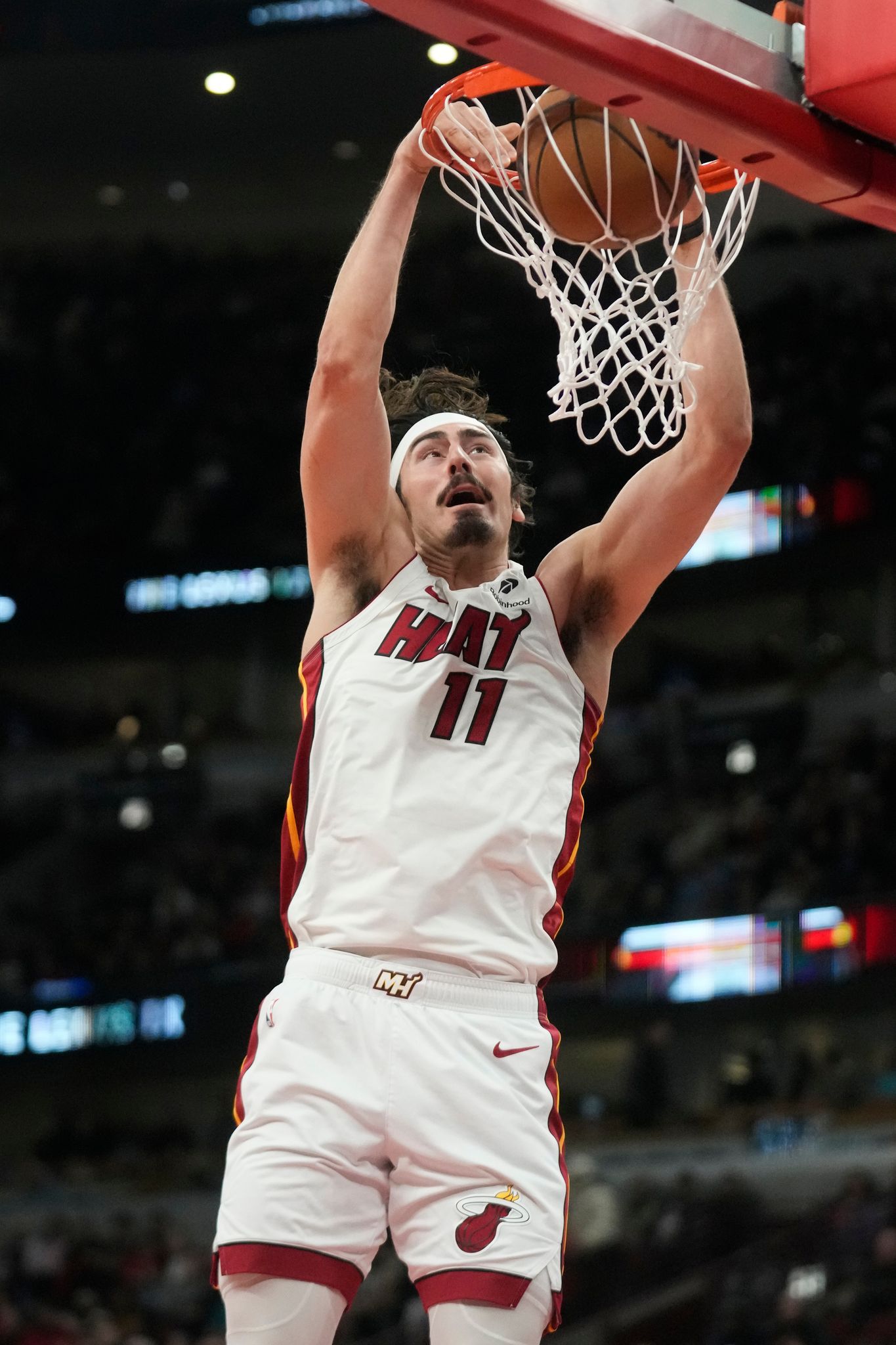 Powell anota 21 puntos y Heat supera a Bulls por 116-113
