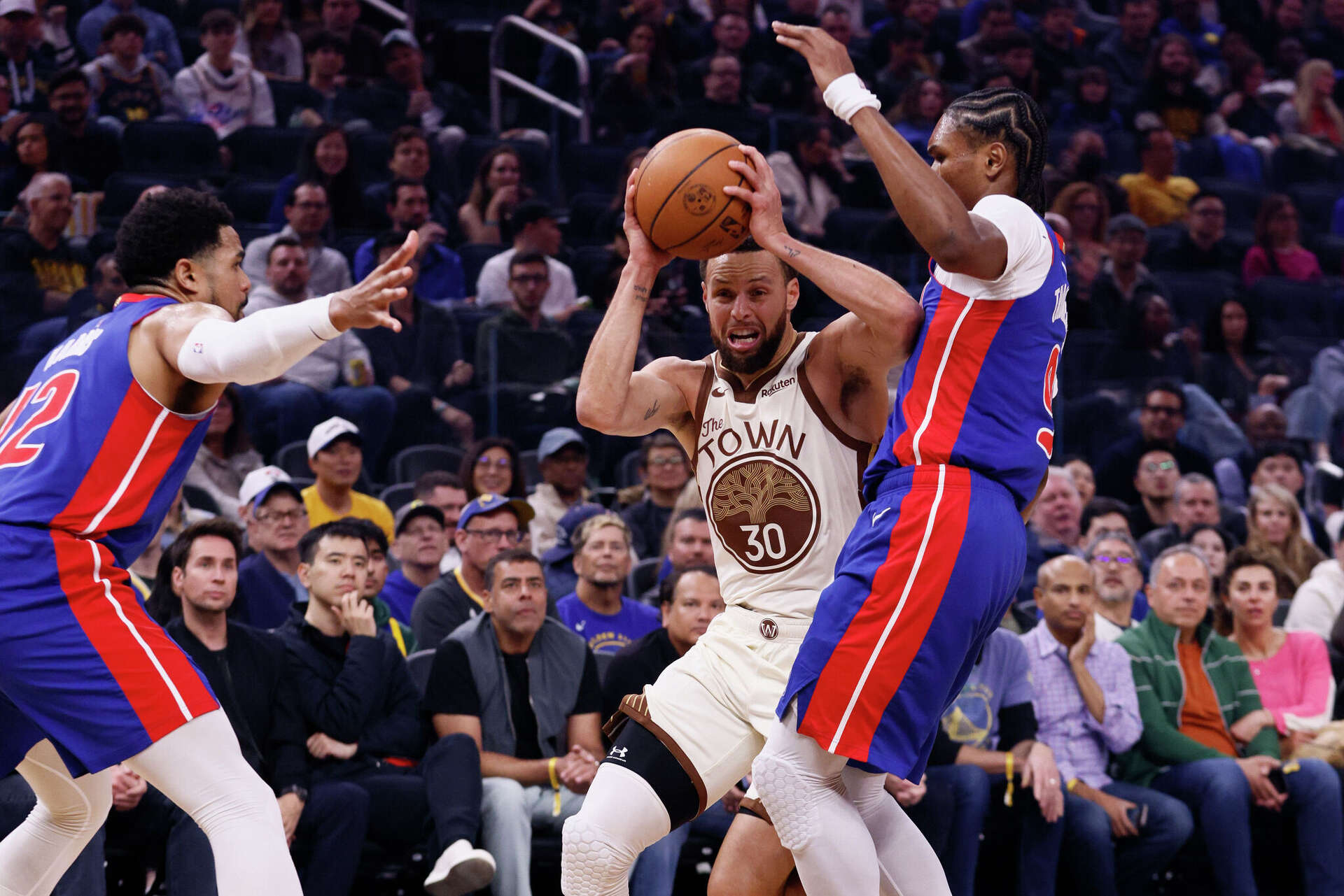 Golden State Warriors lose; Steph Curry exits with knee soreness