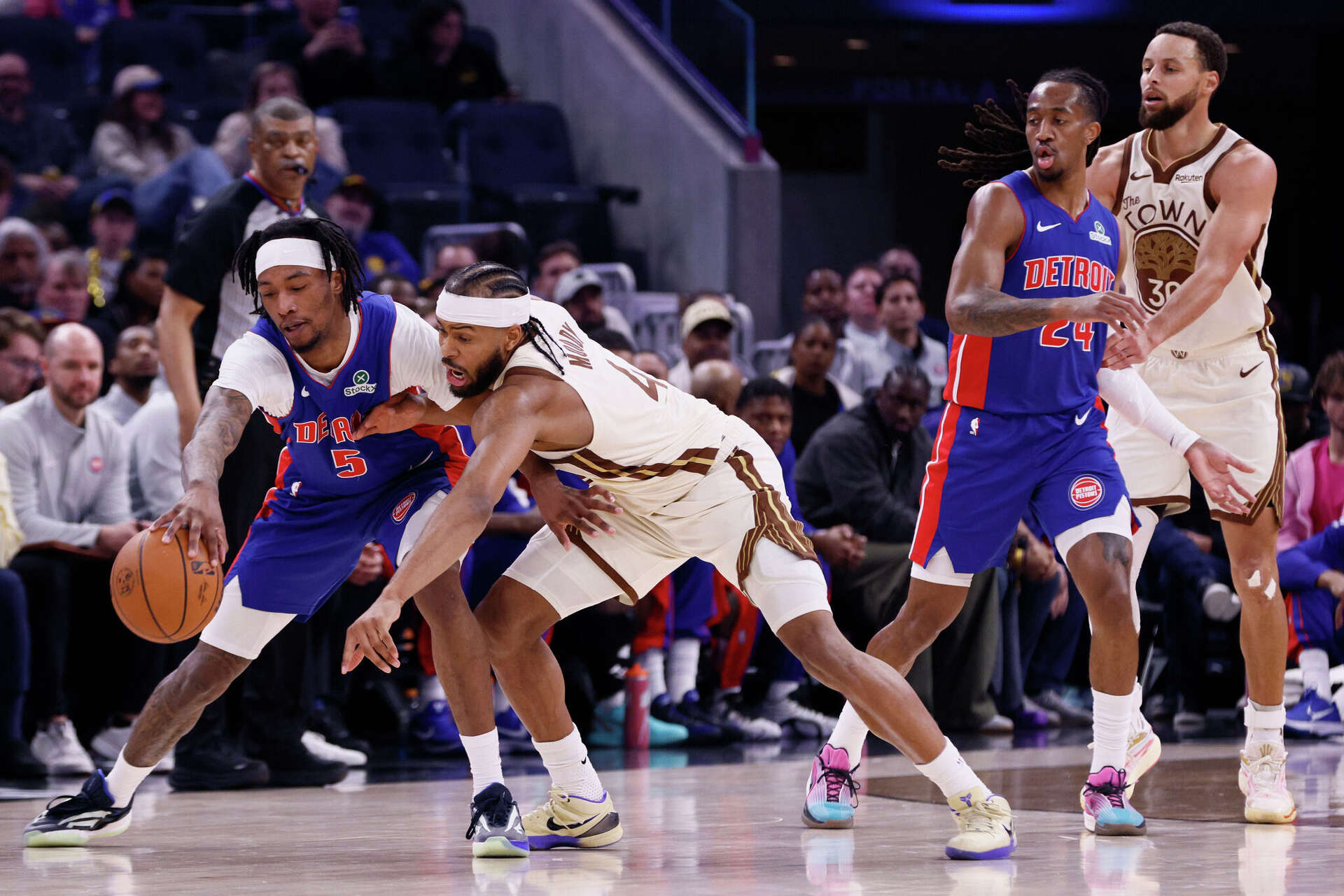 Golden State Warriors lose; Steph Curry exits with knee soreness