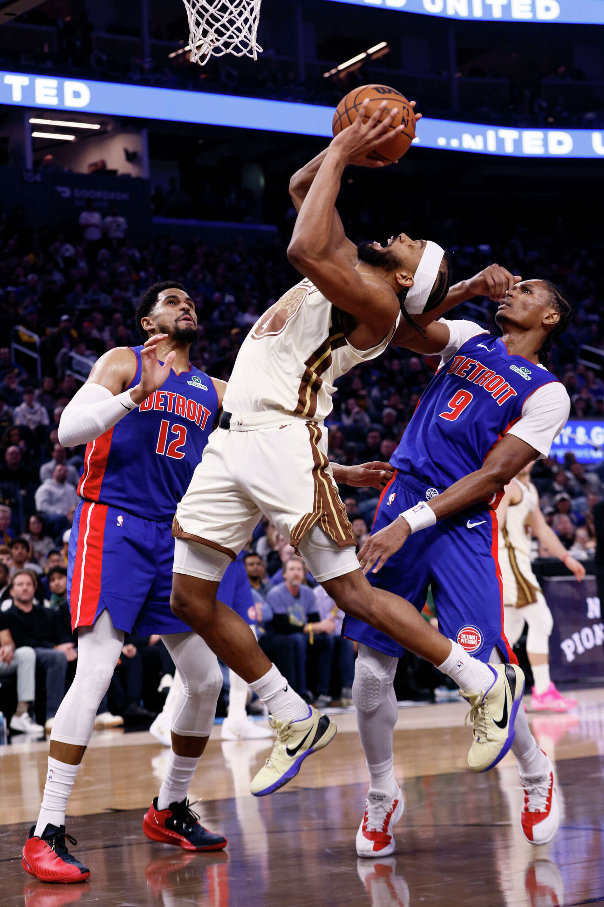 Golden State Warriors lose; Steph Curry exits with knee soreness