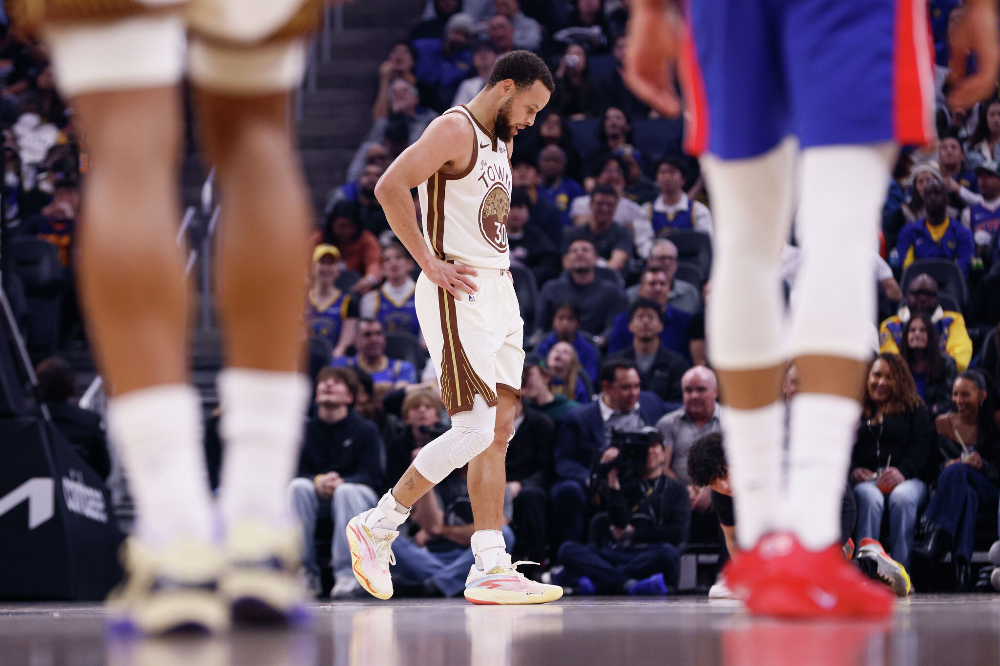 Golden State Warriors lose; Steph Curry exits with knee soreness