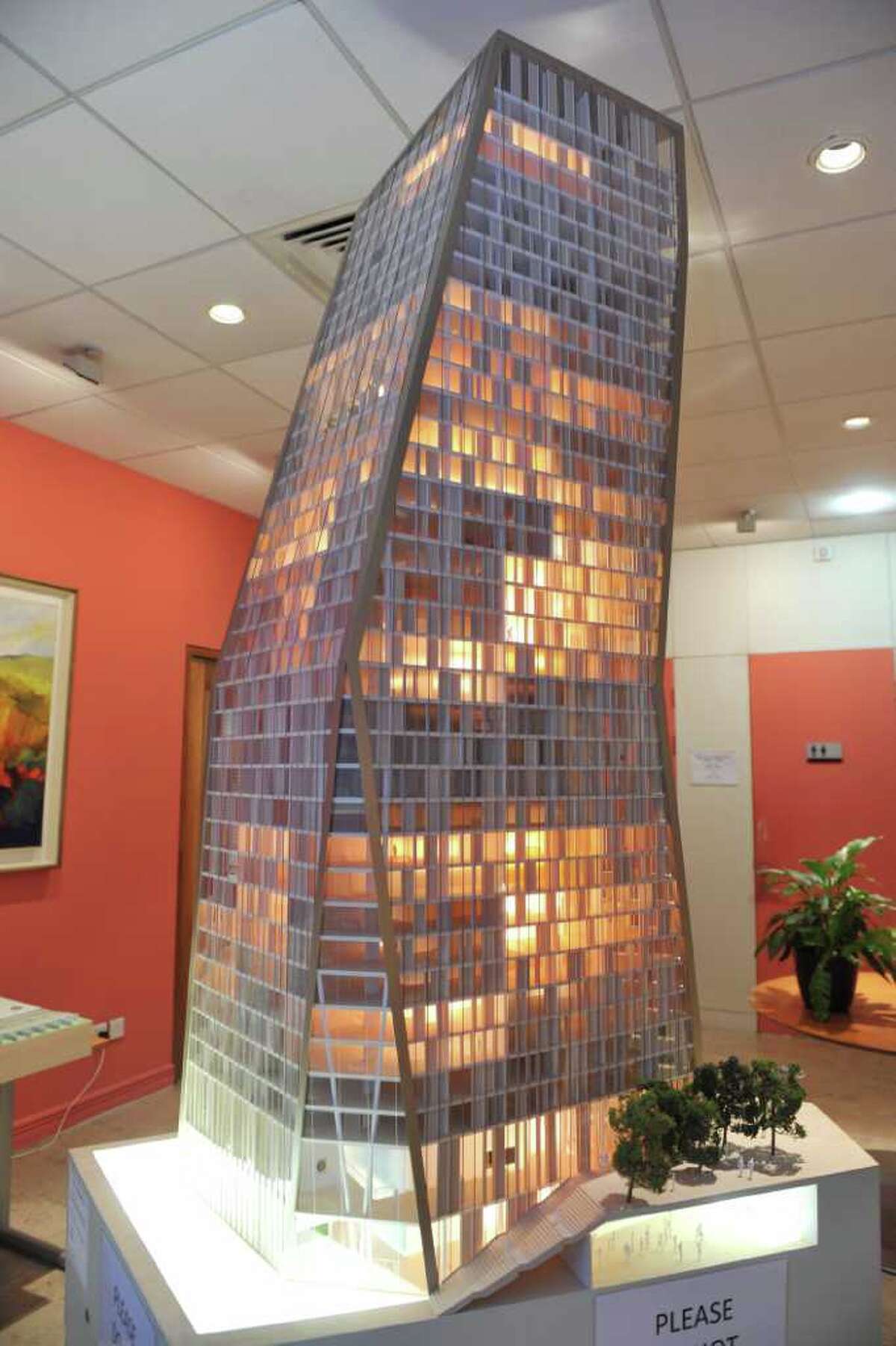 Irish real estate tycoon alienates Belle Haven neighbors