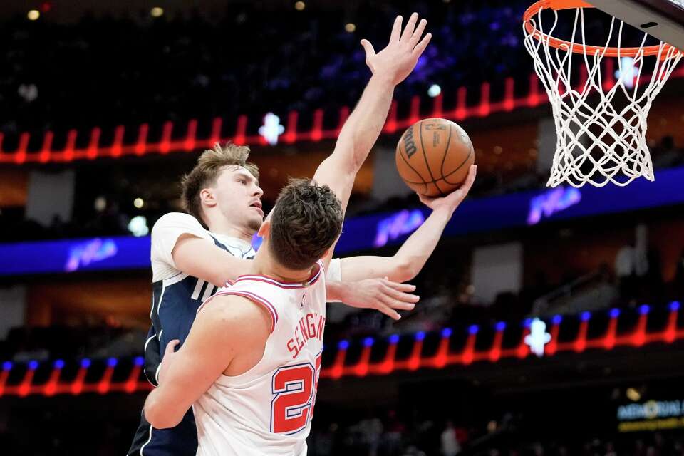 Houston Rockets edge Dallas Mavericks in final seconds