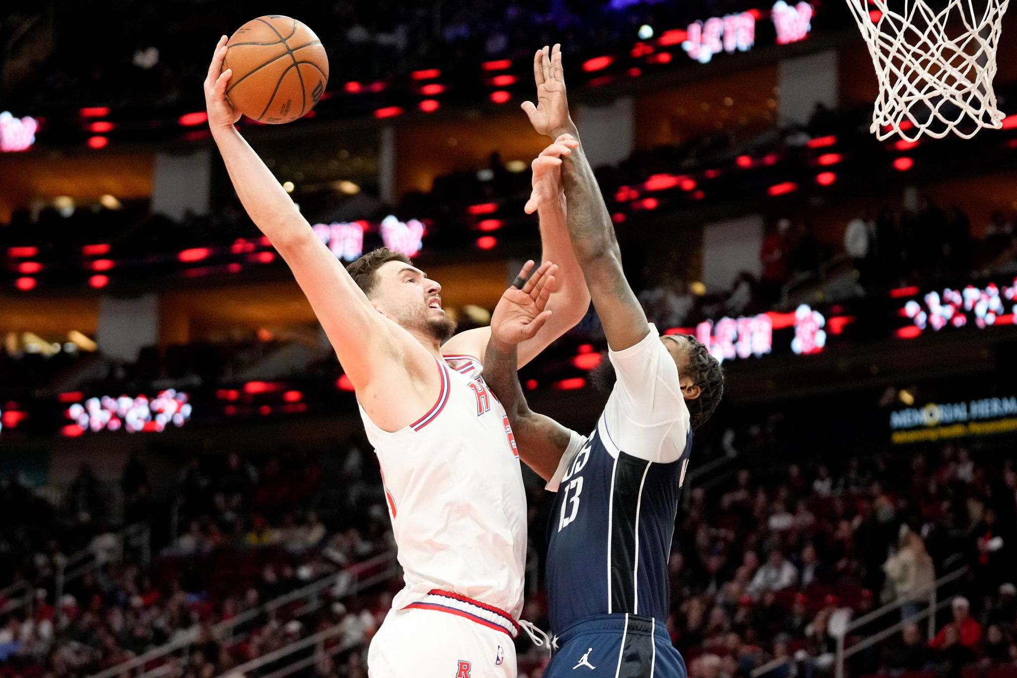 Amen Thompson coquetea con triple doble e impulsa a Rockets a triunfo ...