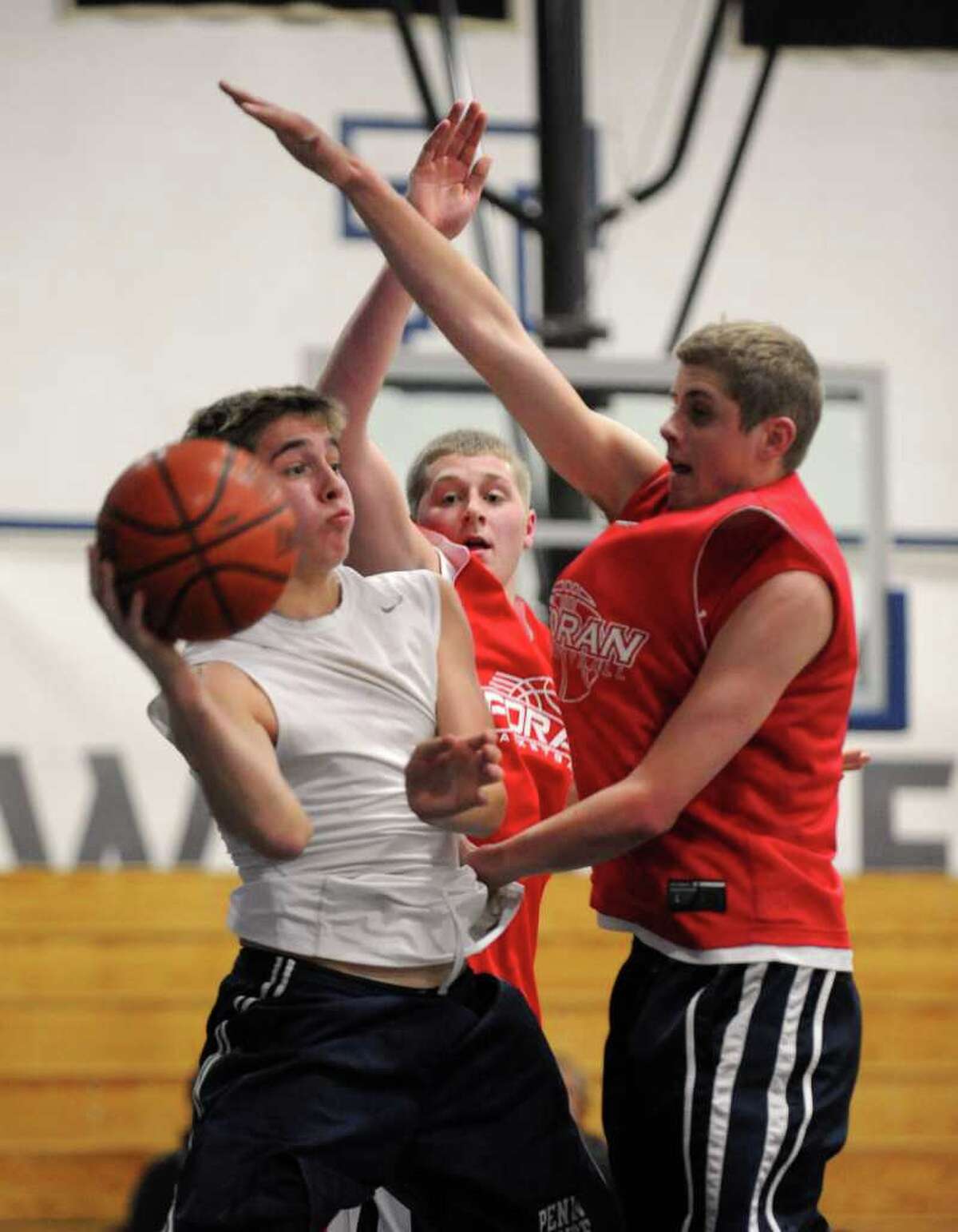 Wrecker cagers shoot for FCIAC tournament berth