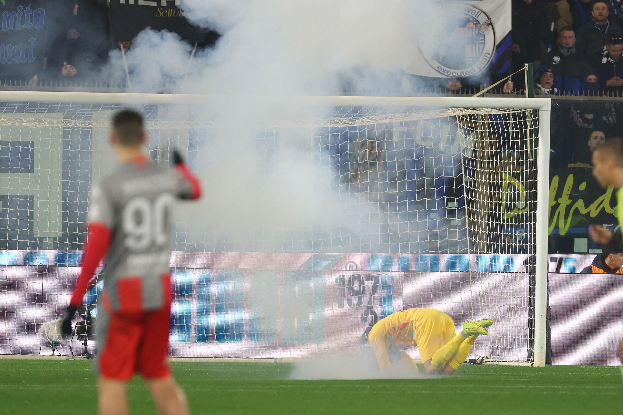 Inter Milan match briefly halted after flare hits Cremonese goalkeeper