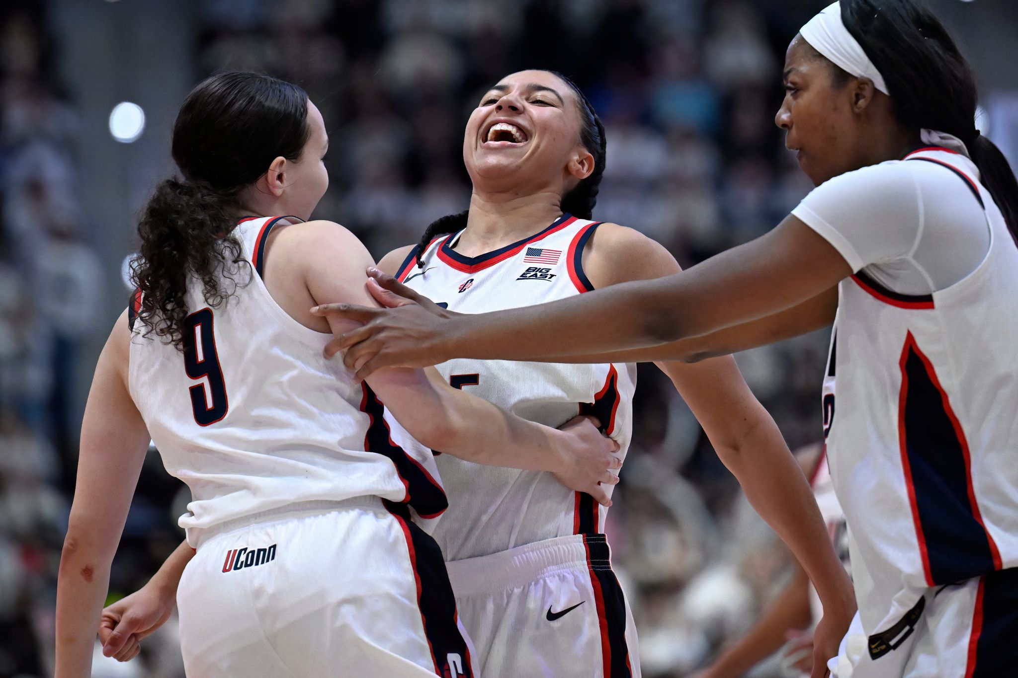 UConn women keep rolling, keep spot atop Carl Adamec's AP ballot