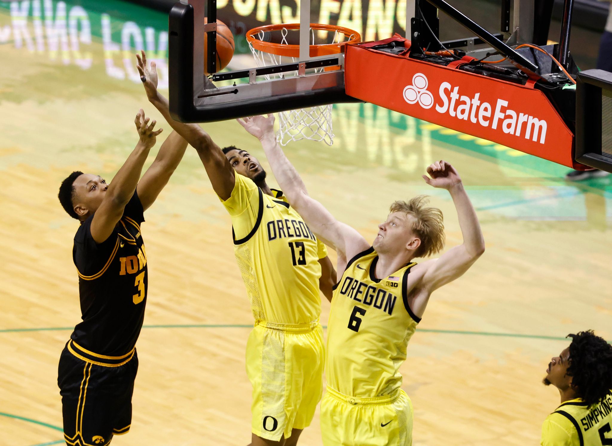 Stirtz scores career-high 32, Iowa beats Oregon 84-66 to extends Ducks ...