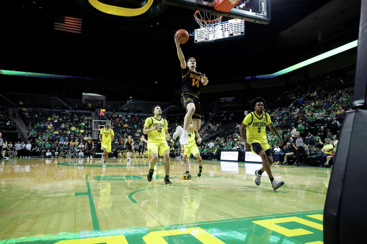 Stirtz scores career-high 32, Iowa beats Oregon 84-66 to extends Ducks ...