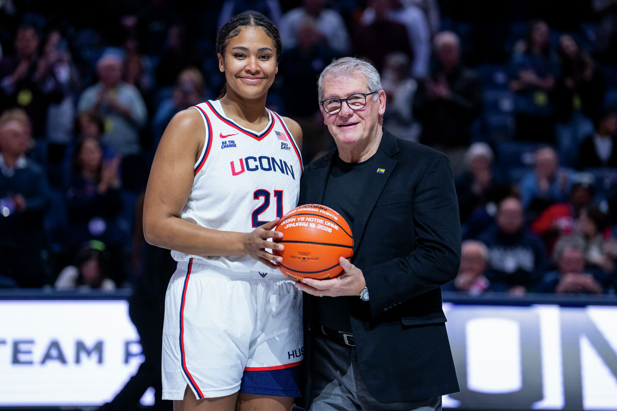 UConn coach Geno Auriemma compares Sarah Strong to Kelly Bascom