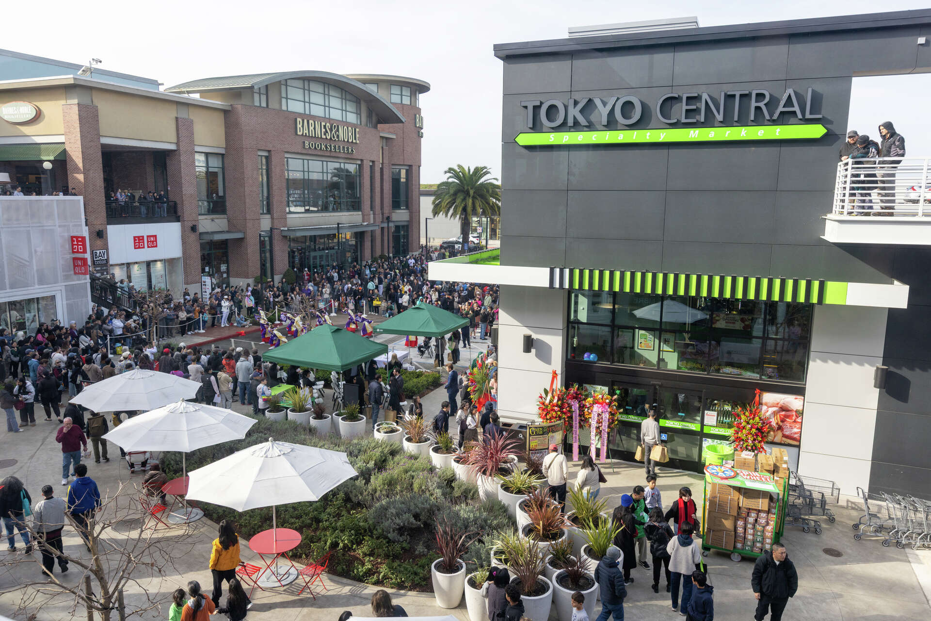 The East Bay's massive new Asian grocery store is a sensory overload