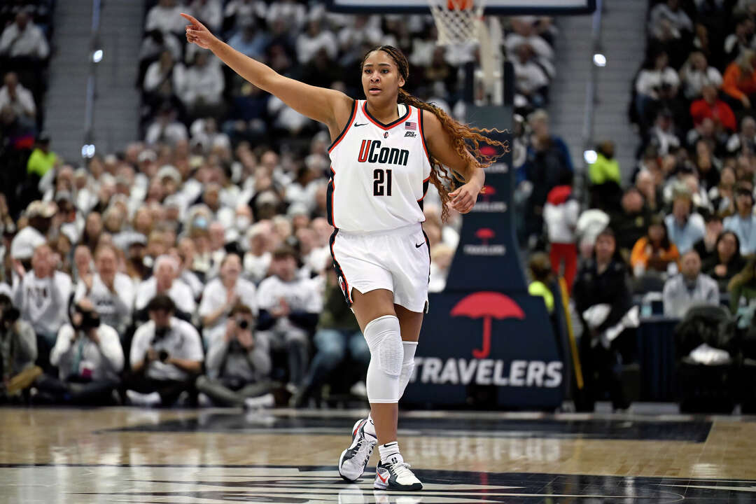 Why UConn coach Geno Auriemma rested star Sarah Strong