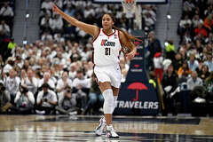 Why UConn coach Geno Auriemma rested star Sarah Strong