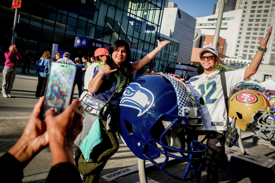 Thousands flood Super Bowl Experience fan fest in S.F.