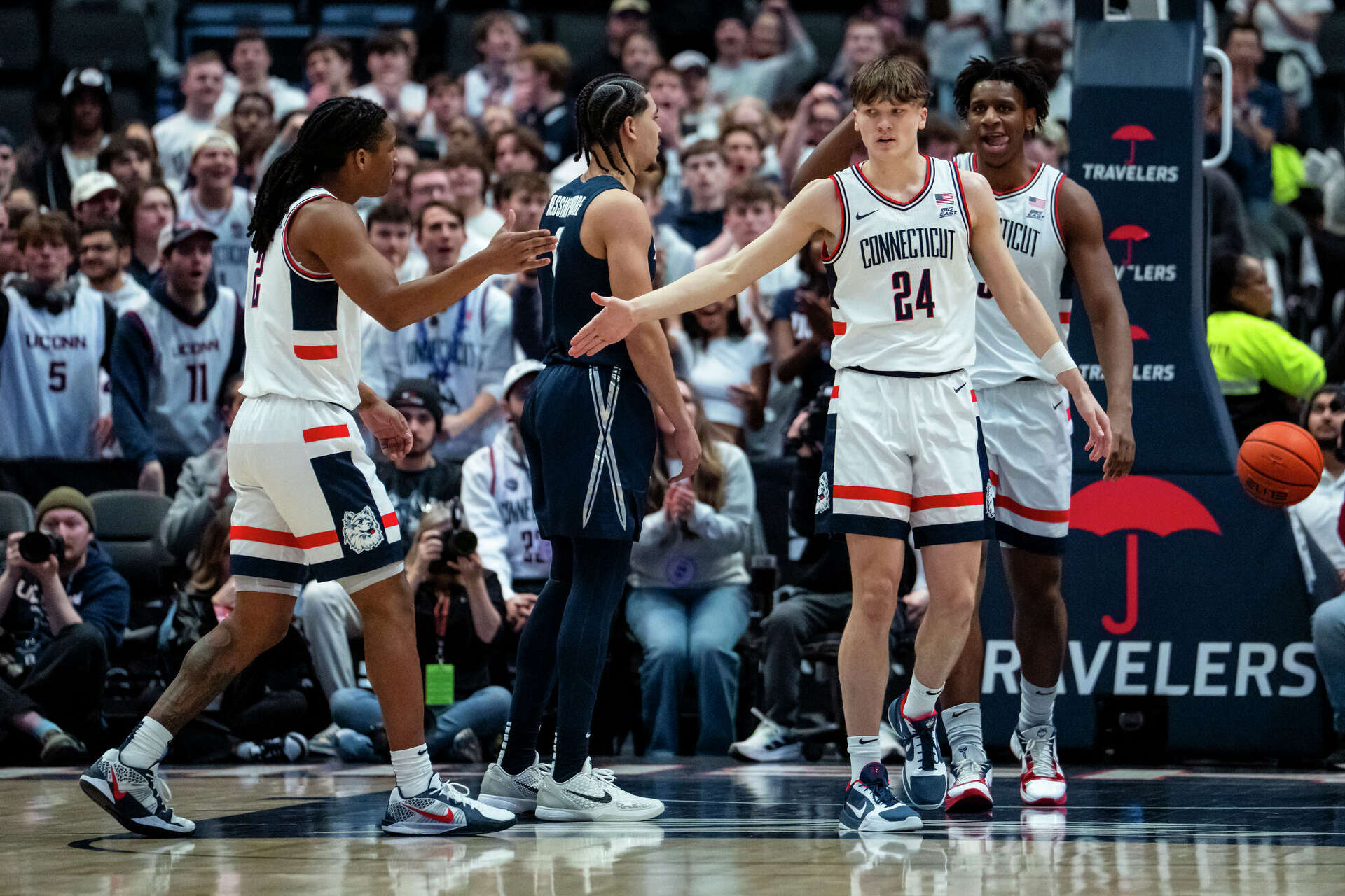 UConn men's basketball rolls over Xavier for 18th straight win