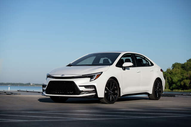 Edmunds puts sedans Nissan Sentra and Toyota Corolla to the test