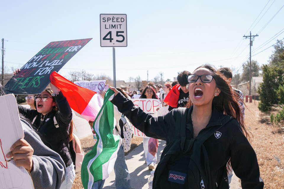 Students protest ICE at Leander High School, see photos from walkout
