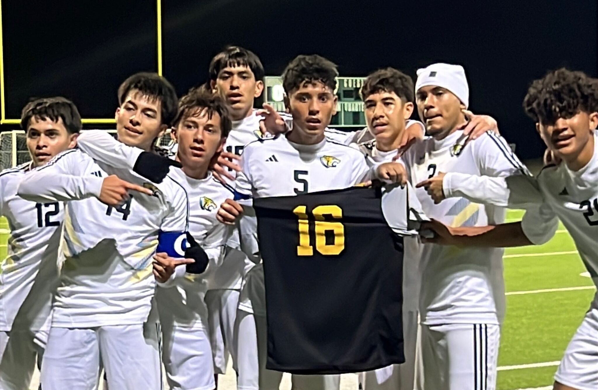 Texas school dedicates season to team captain, father in ICE custody