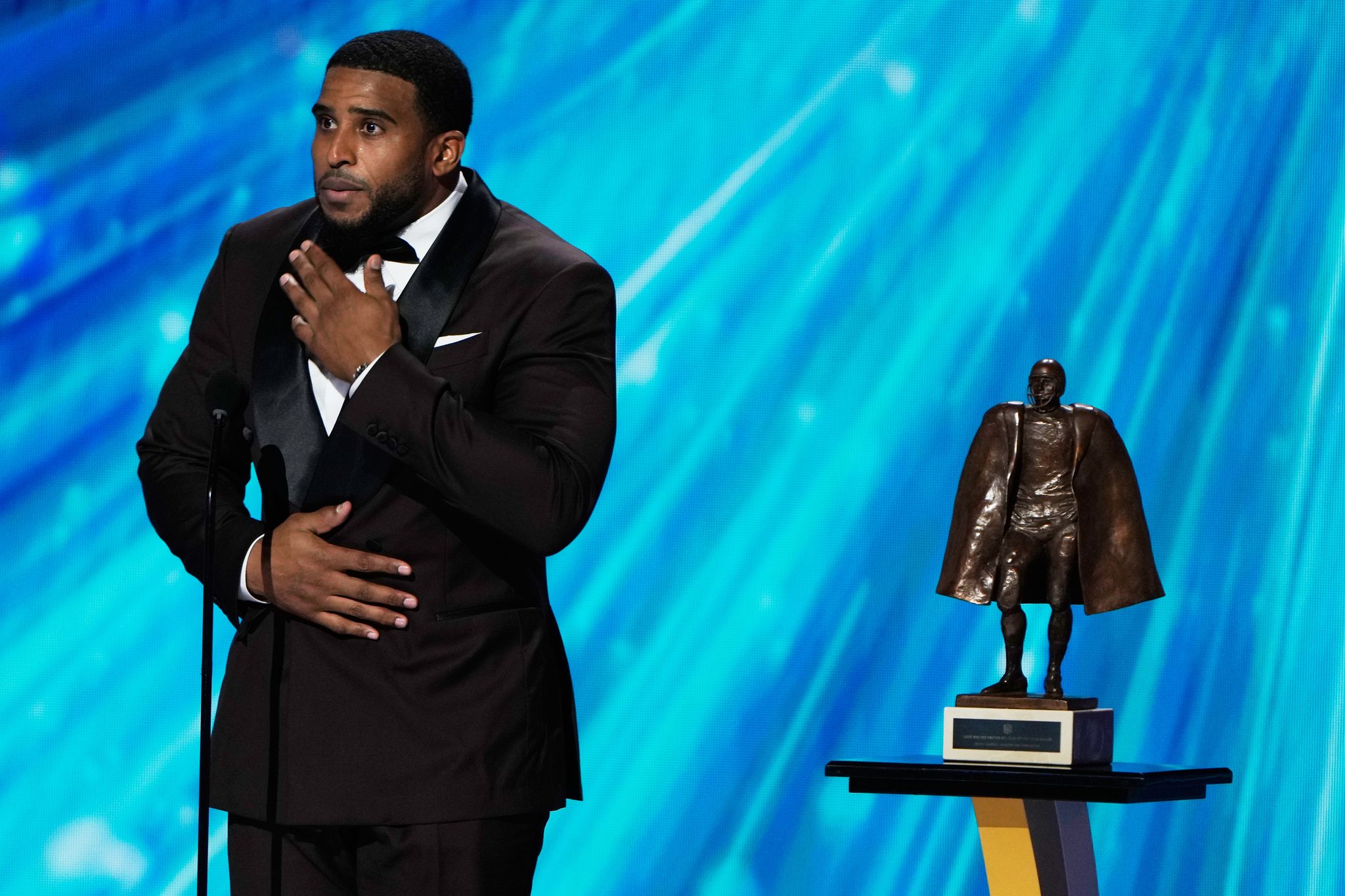 Commanders star Bobby Wagner named Walter Payton NFL Man of the Year ...