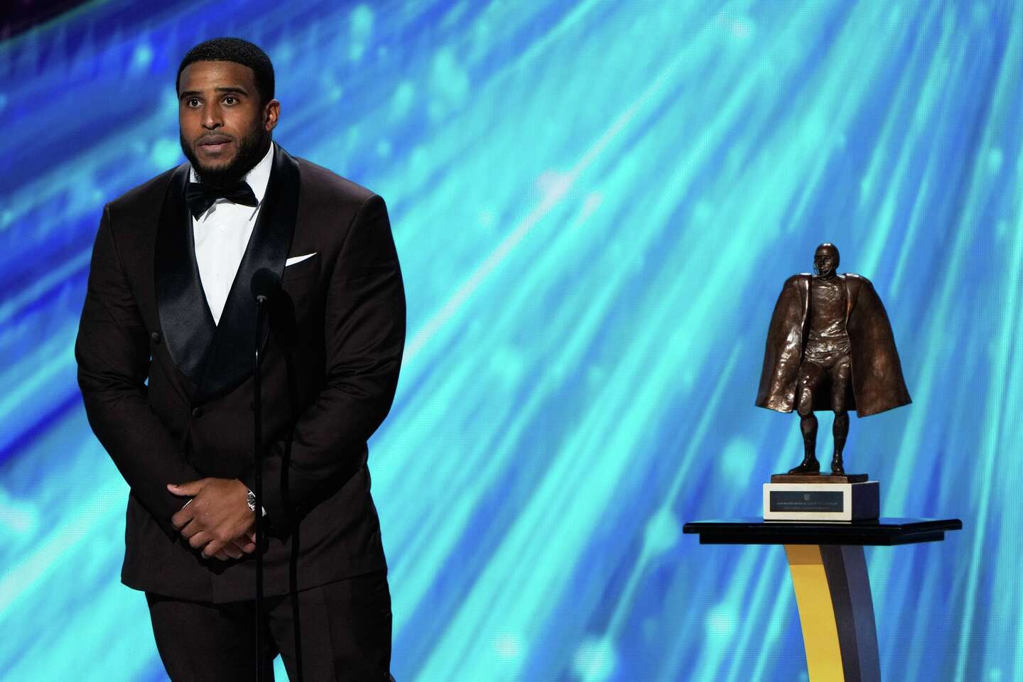 Commanders star Bobby Wagner named Walter Payton NFL Man of the Year ...