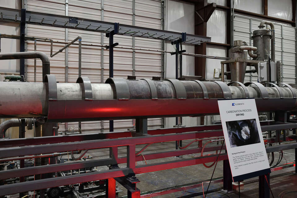 Gov. Abbott cuts ribbon on Midland lithium refining plant