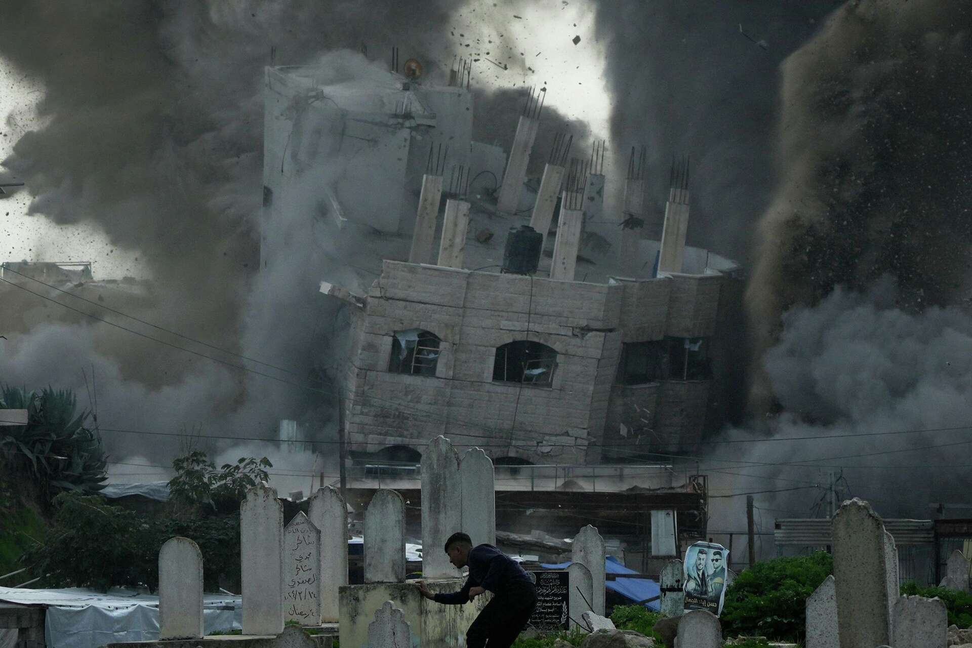 Photos show an Israeli strike blowing up a Gaza building in split ...