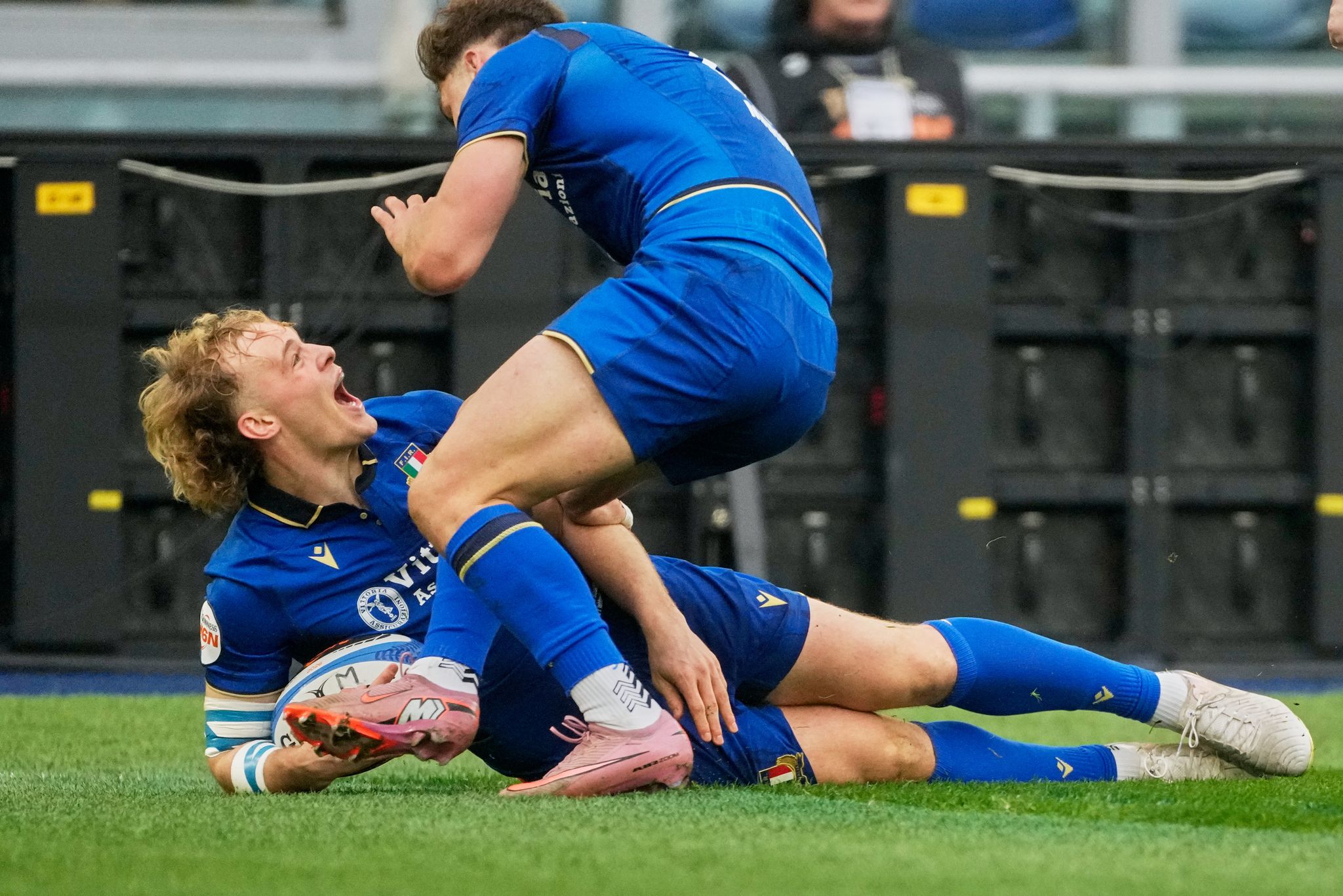 Italy's heroic defense stops Scotland's last-gasp charge for Six ...