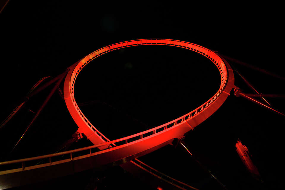 Six Flags Over Texas coaster completes record-breaking vertical loop
