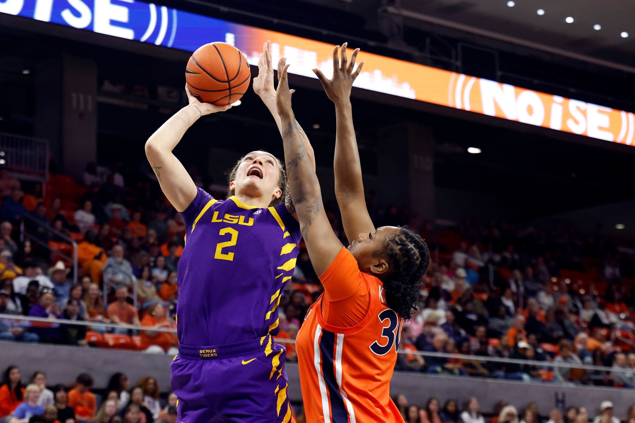 No. 5 LSU bounces back from a midweek loss at Texas and routs Auburn 77-44