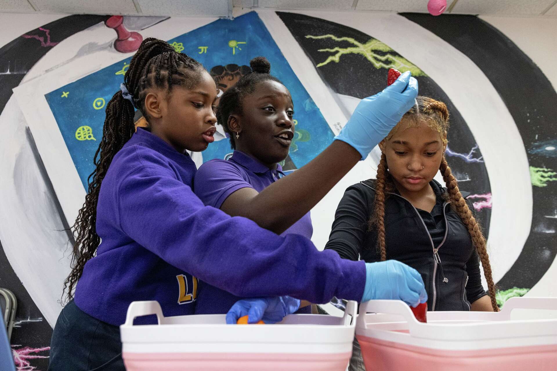 Dallas-Fort Worth women's wages sink in a rising economy
