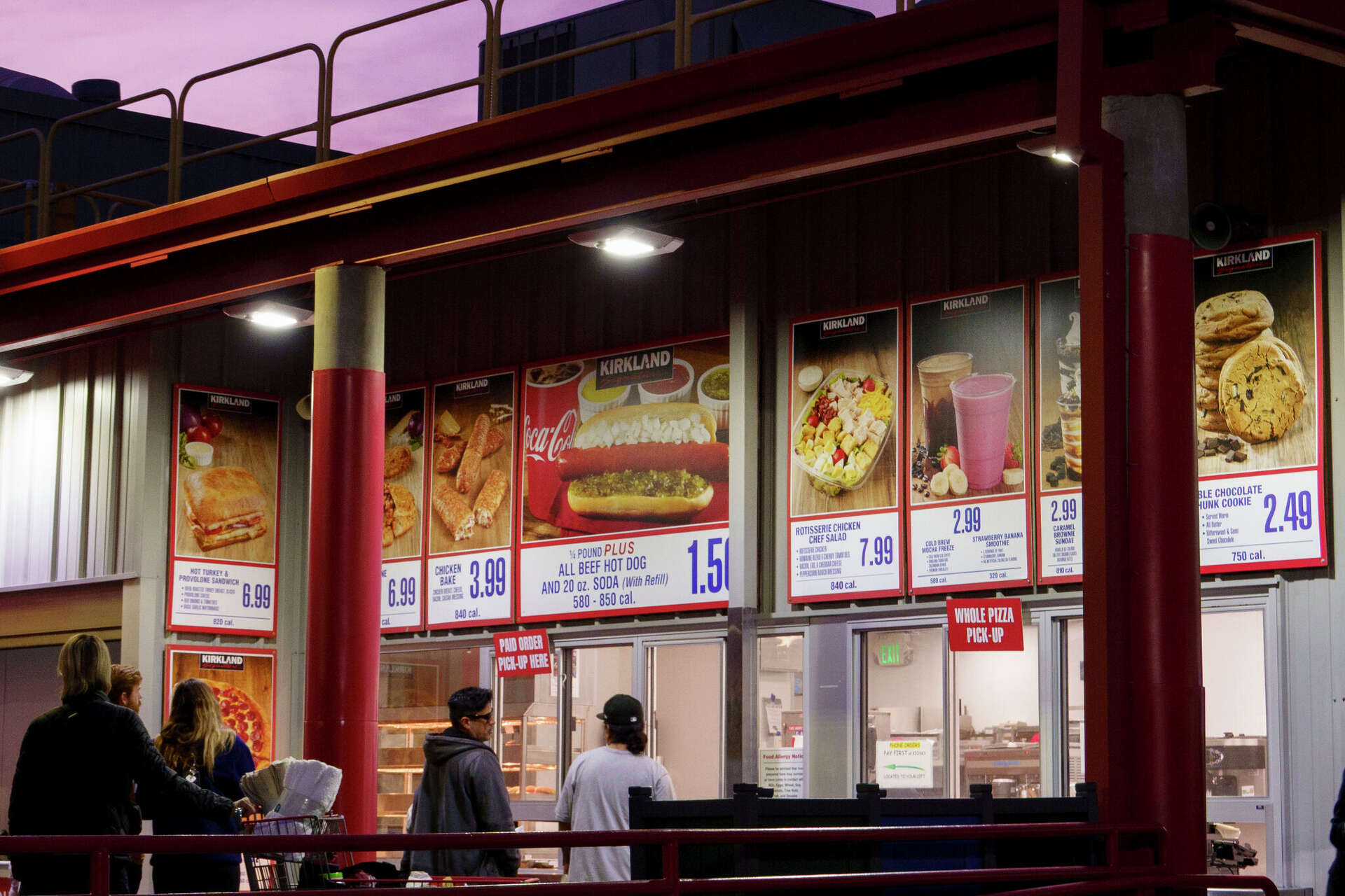 Costco food court hack for eating a hot dog without a table