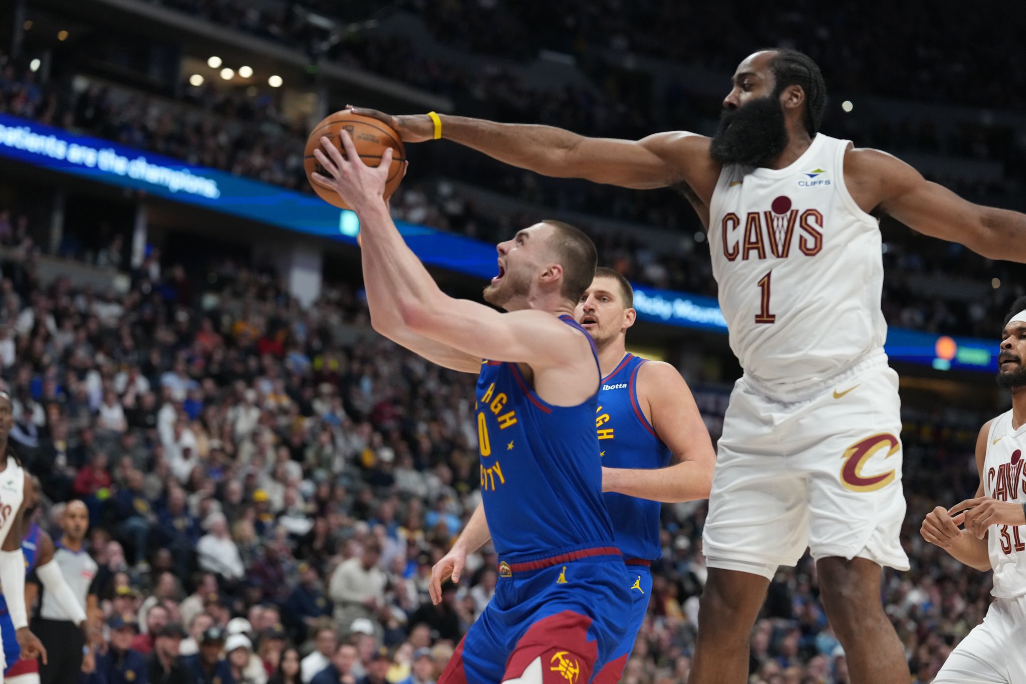Donovan Mitchell y James Harden lideran a los Cavs en victoria 119-117 ...