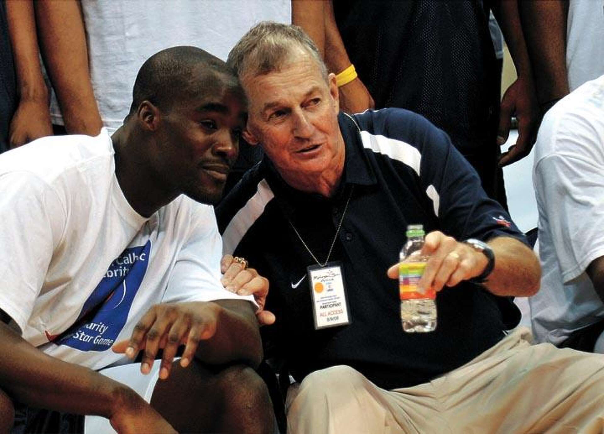 Jim Calhoun reacts to UConn honoring Emeka Okafor