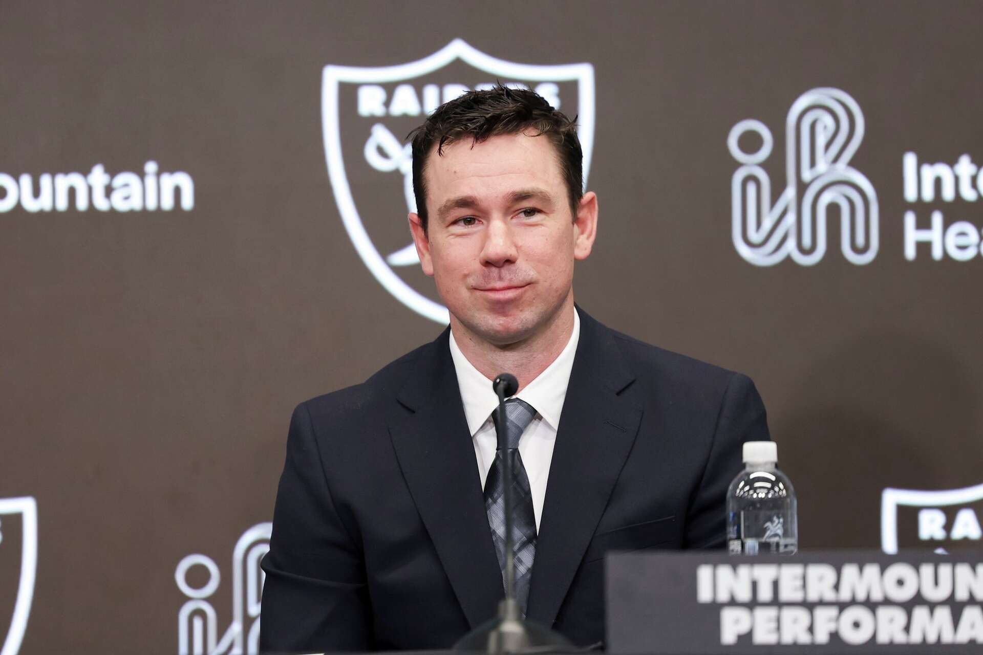 Raiders introduce new coach Klint Kubiak with a nod to their storied past